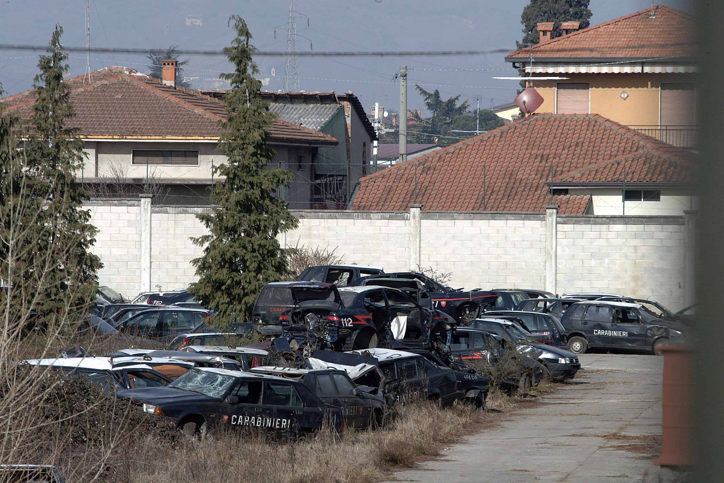 Nel cuore di Presezzo una discarica di automezzi dei carabinieri - Cronaca