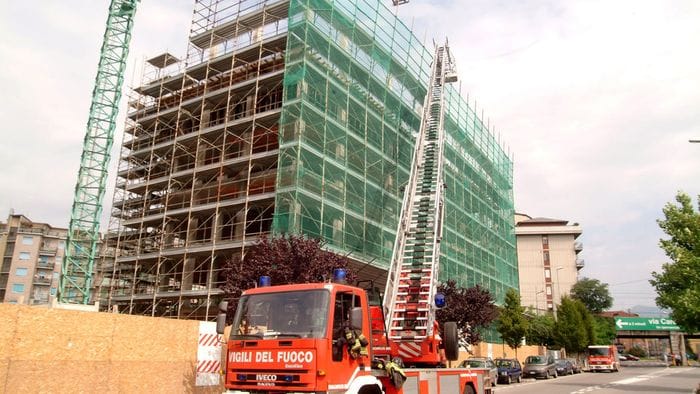 Temporale a Bergamo: ponteggio pericolante in via S. Bernardino - Cronaca