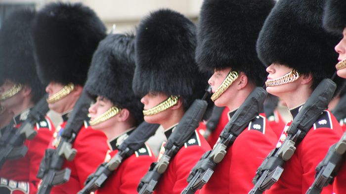 Nuovo look per le guardie della regina: al bando i colbacchi di pelle d ...