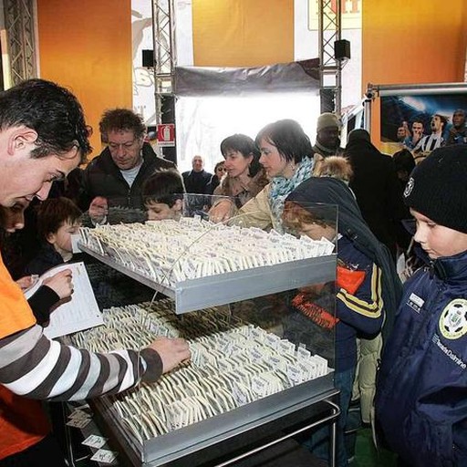 Figurine Panini sul Sentierone Ressa di bimbi e papà allo stand - Cronaca