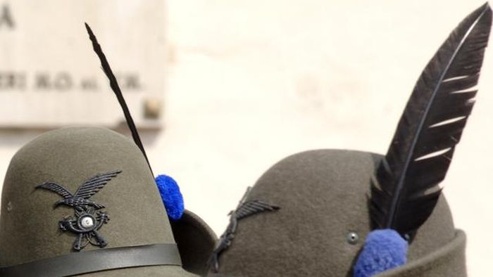 La leggenda della penna dell'alpino: una poesia di Carmen Guariglia ...