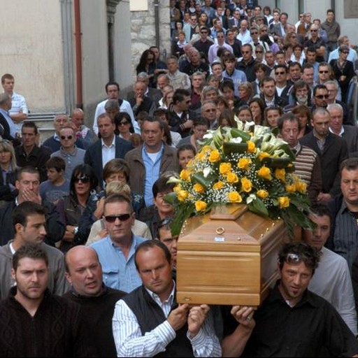 Folla commossa a Serina per i funerali di Giovanni Bonaldi - Cronaca