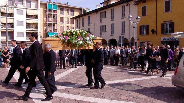 Folla commossa ai funerali dell'ex sindaco di Bonate Sopra - Cronaca