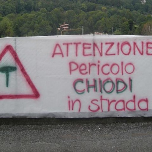 «Attenzione Chiodi in strada» Ma è lo strisicone per il parroco - Cronaca