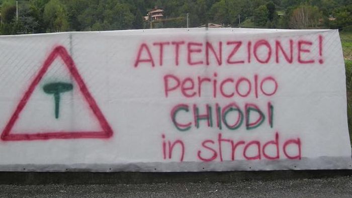 «Attenzione Chiodi in strada» Ma è lo strisicone per il parroco - Cronaca