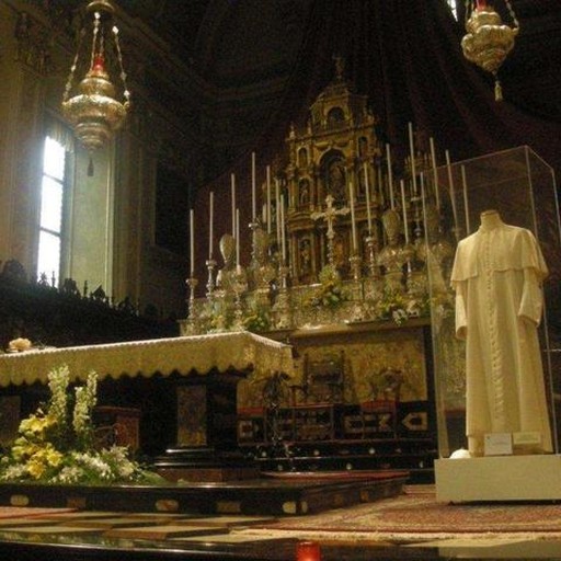La talare di Giovanni Paolo II esposta nella parocchiale di Casnigo ...
