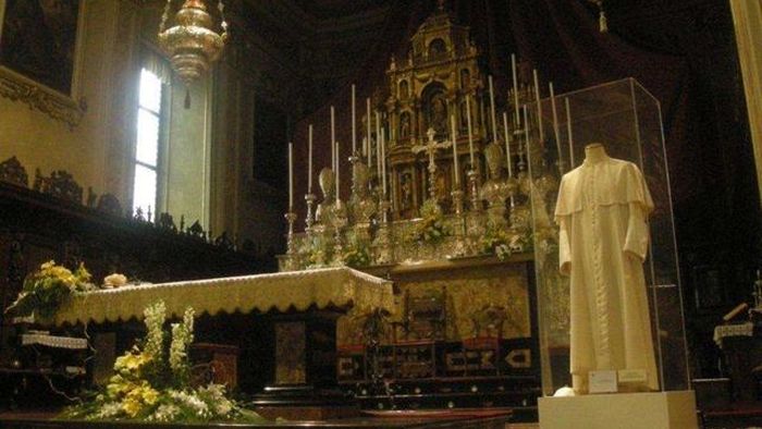 La talare di Giovanni Paolo II esposta nella parocchiale di Casnigo ...