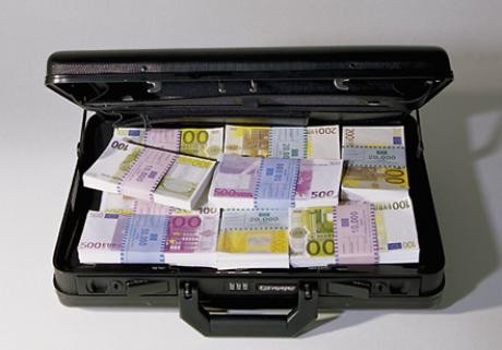 Truffatore ruba un milione di euro Valigetta coi soldi ritrovata a ...