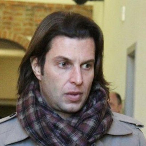 «Dammi la scheda con le foto» Fotografo risarcito, Doni prosciolto ...