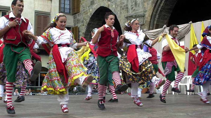 Gruppi folk al raduno regionale Per Bergamo sfilano i Gioppini ...