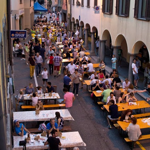 A Leffestate arriva L’Eco café Va in scena l’«Hollywood party» - EcoCafe