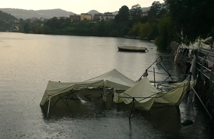 La Sarneghera s’abbatte su Sarnico Tendoni del Busker Festival in acqua ...
