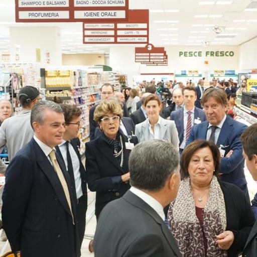 Esselunga apre e pensa già in grande Tra la folla c’è anche Marina ...