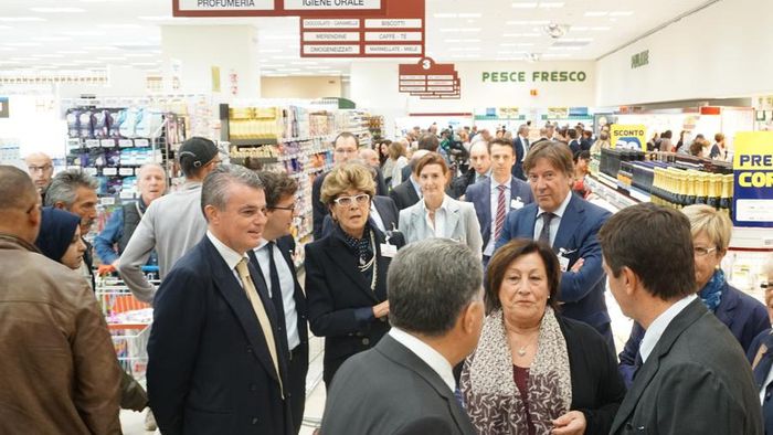 Esselunga apre e pensa già in grande Tra la folla c’è anche Marina ...