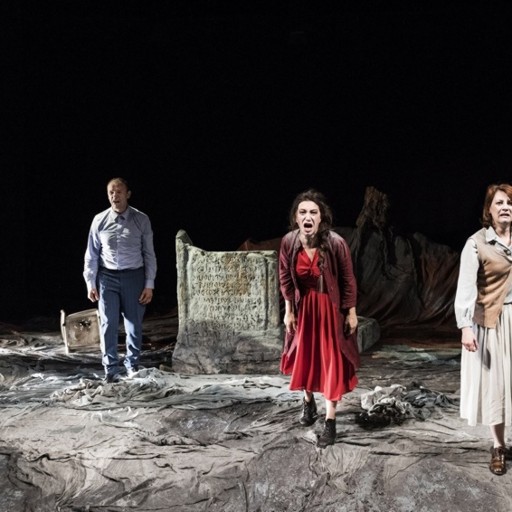 Antigone, tragedia moderna In prima nazionale al teatro Sociale ...