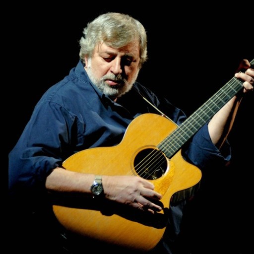 Il racconto di un Guccini inedito A teatro tra musica e parole -Video ...