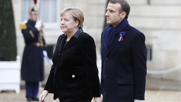 Ue, siamo nelle mani di Merkel e Macron - L'Editoriale