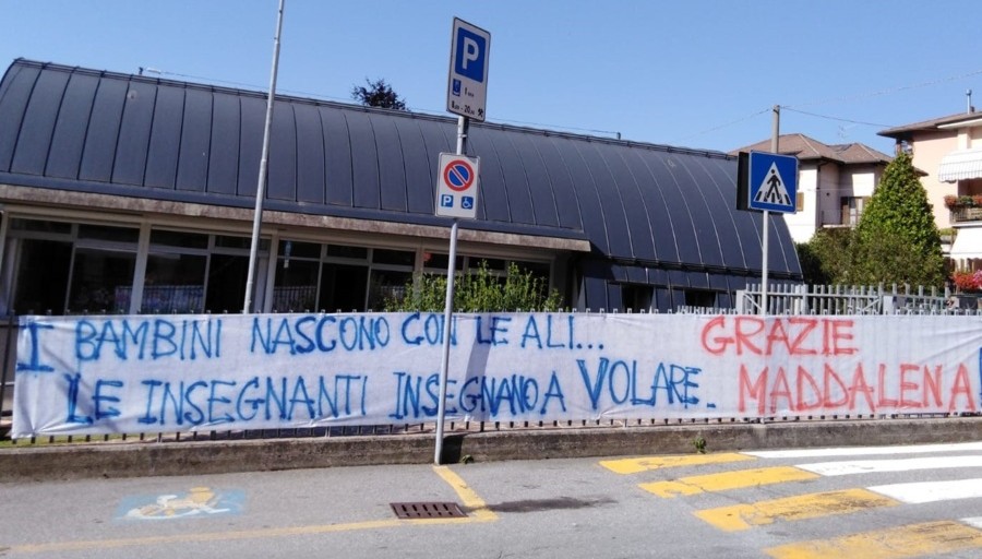 «Le insegnanti insegnano a volare» Lo striscione per salutare la ...