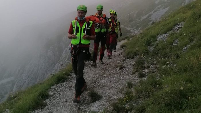 Scivola sul sentiero e batte la testa Escursionista grave a Carona ...