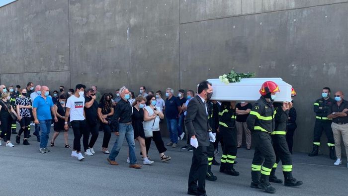 Il feretro portato dai Vigili del fuoco Cavernago, folla ai funerali di ...