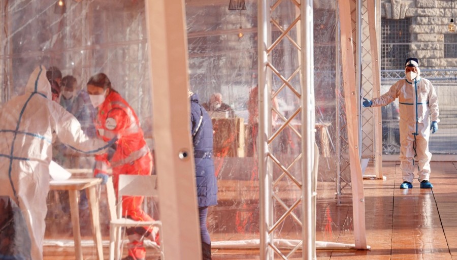 Contagi, la curva scende e l’arancione si allontana. Ma ancora sette ...