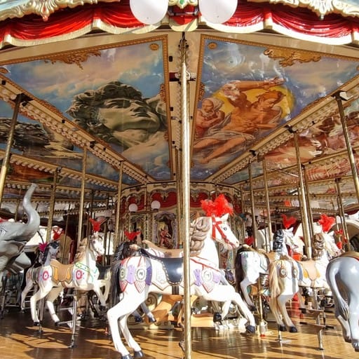 Torna in piazza Vittorio Veneto la giostra di Natale per i più piccoli - Cronaca