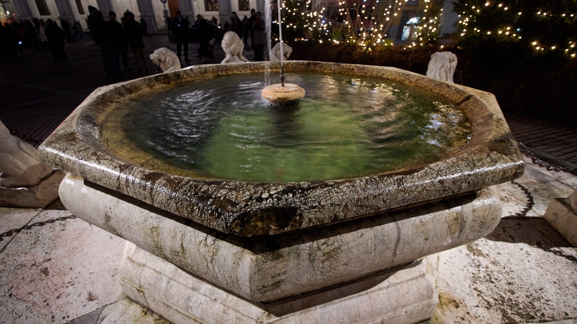 La fontana Contarini già «nera». Il Comune deve correre ai ripari - Cronaca