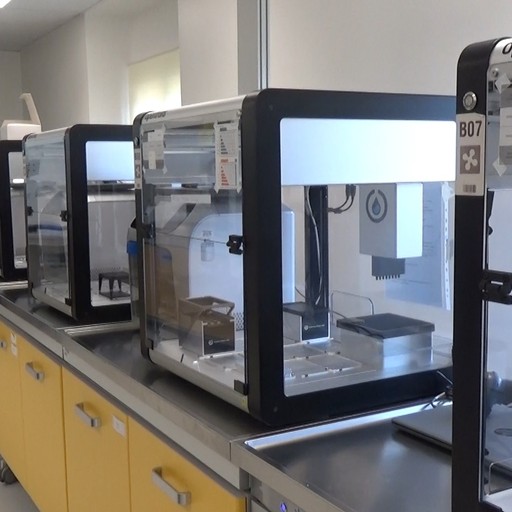 Covid, il virus non molla. Al laboratorio di Calcinate 500/600 tamponi ...