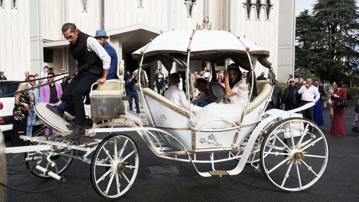 Nozze da favola ad Azzano: la sposa all’altare con il «papà-clown» - Le ...