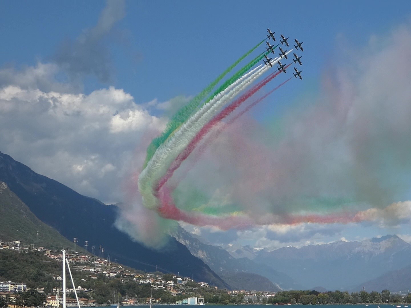 Le Frecce Tricolori sul lago d’Iseo: ed è subito spettacolo - Foto e ...