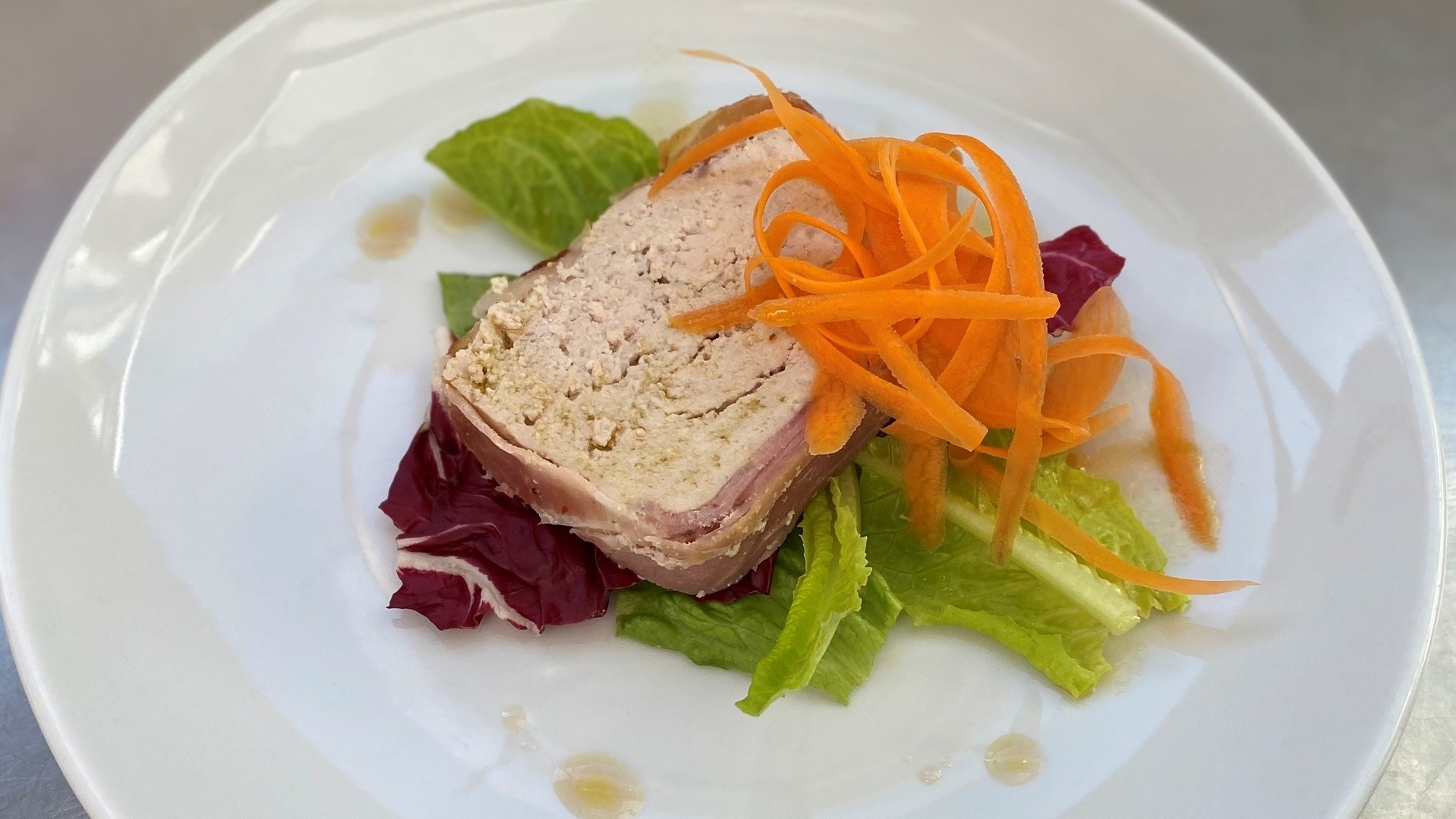 Terrina di maiale in manto di speck, misticanza e vinaigrette ...