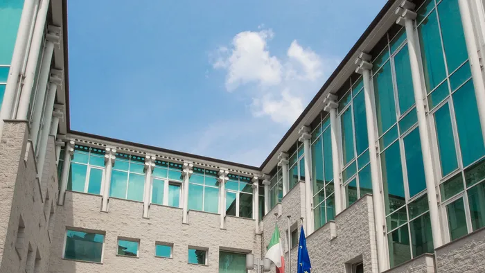 Picchiata e costretta a dormire in auto