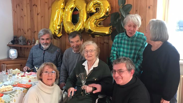 Nina, la storica tabaccaia festeggia 102 anni - Cronaca