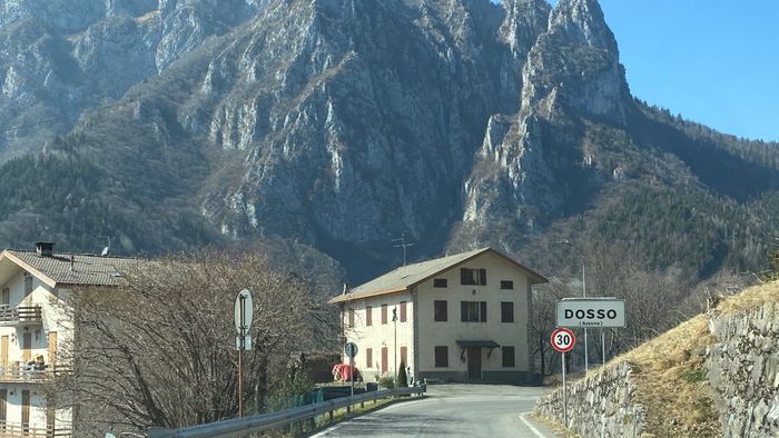 Cade un masso a Dosso di Azzone: otto persone fuori casa - Cronaca