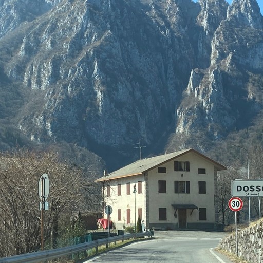 Cade un masso a Dosso di Azzone: otto persone fuori casa - Cronaca