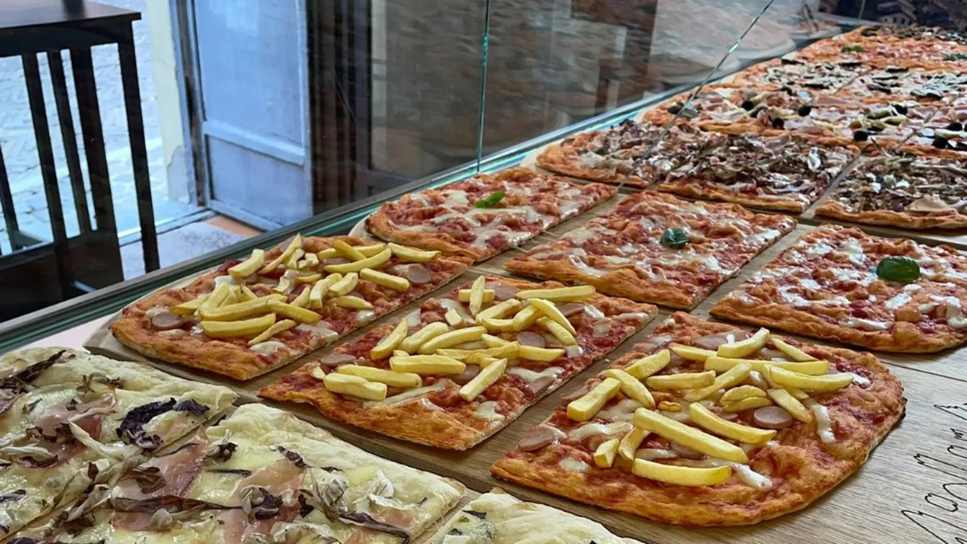 Pizza alla Fara sforna pizze divine