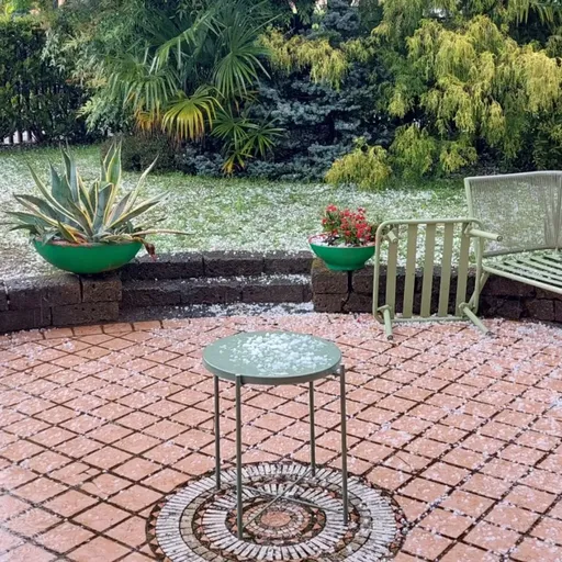 Dal sole del mattino alla pioggia e grandine del pomeriggio-Foto - Cronaca