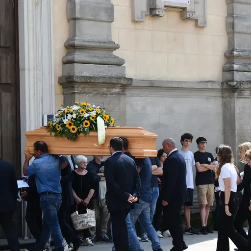 Folla per l’ultimo saluto a Finazzi, morto in un incidente