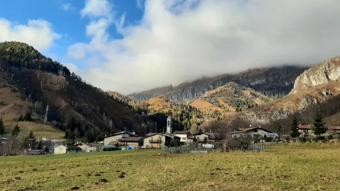 Piccolo, bello e abitato: il borgo di Rusio resiste - Cronaca