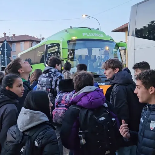 ferma la linea ferroviaria per Ponte: presi d’assalto i bus