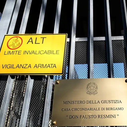 Un detenuto si scaglia contro gli agenti in carcere