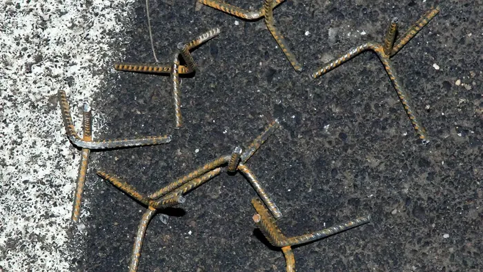 Chiodi in strada, ritrovato bottino da 1,5 milioni