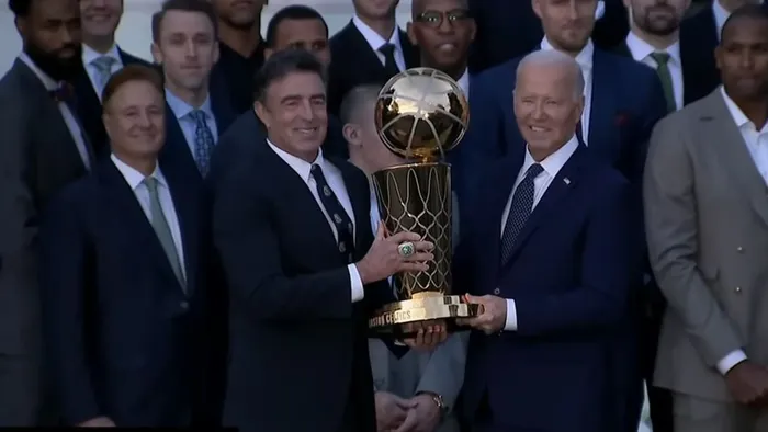 Pagliuca con i «suoi» Celtics ricevuti da Joe Biden