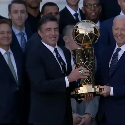 Pagliuca con i «suoi» Celtics ricevuti da Joe Biden