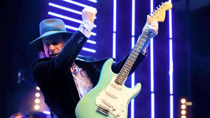 Lucas | una chitarra in volo «ai confini della realtà» - Video