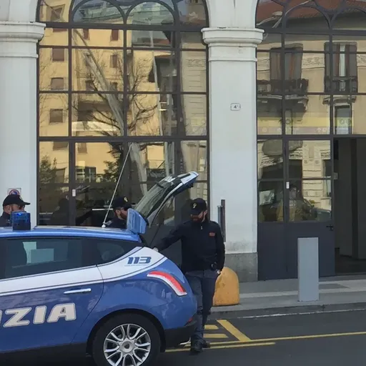 Ragazzo di 16 anni accoltellato in treno e operato