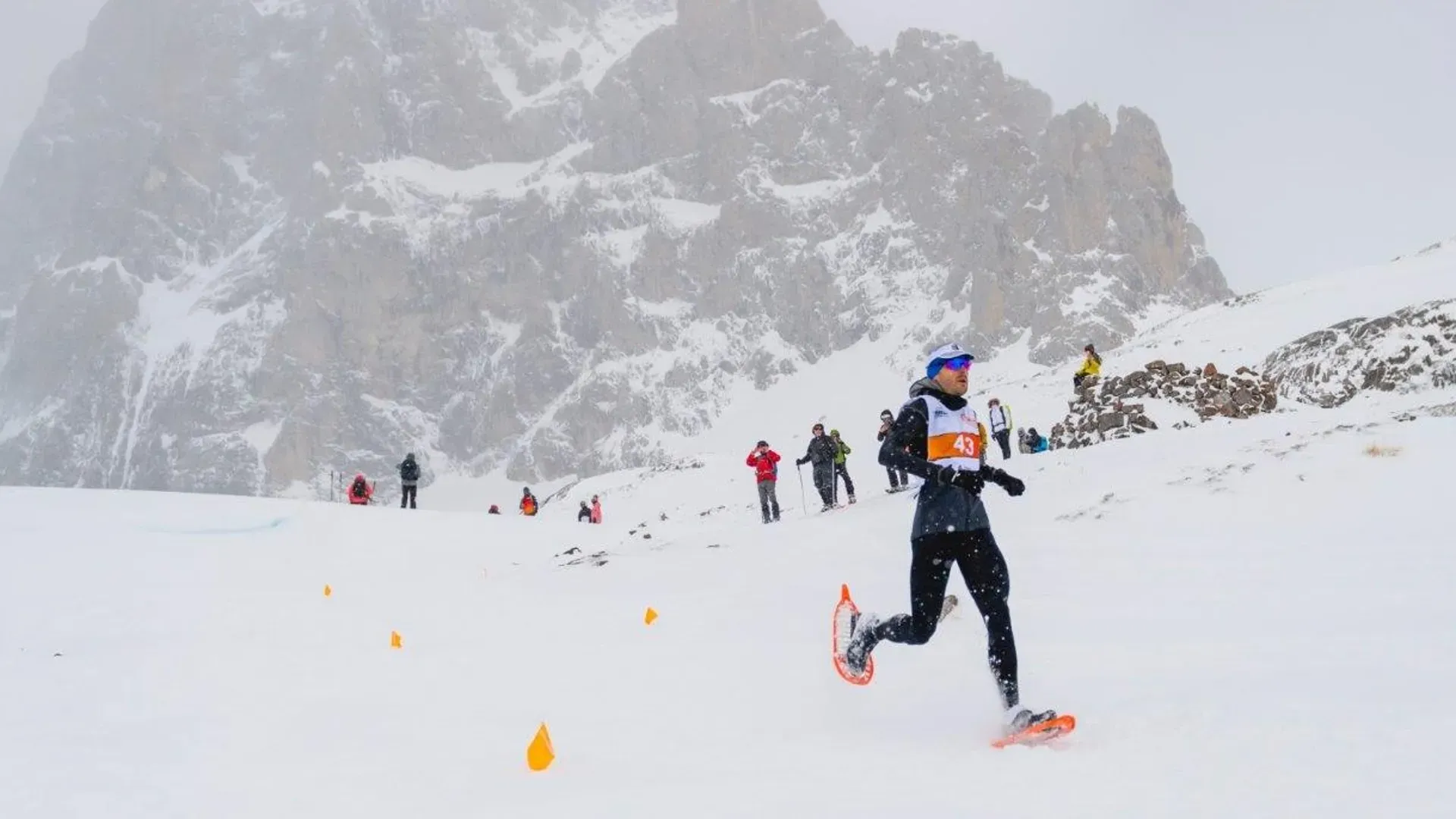 Alex Baldaccini e le ciaspole. Danzare sulla neve