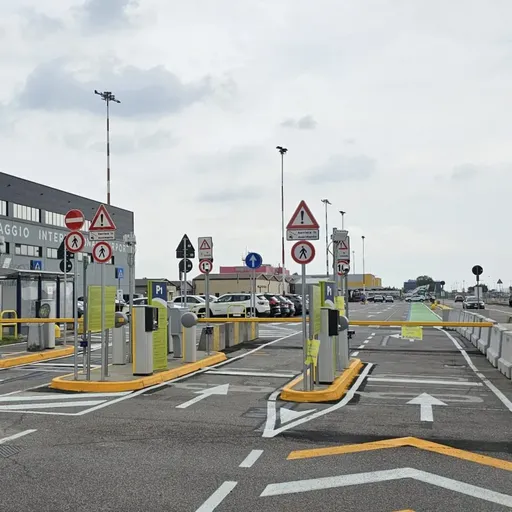 Aeroporto, «sosta breve» a tariffa ridotta e gratis i primi 20 minuti