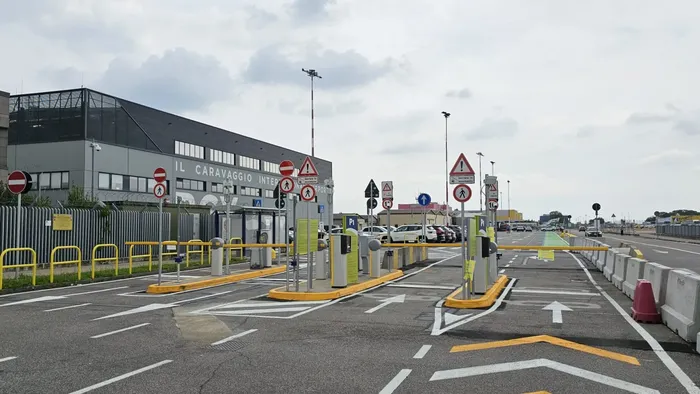 Aeroporto, «sosta breve» a tariffa ridotta e gratis i primi 20 minuti
