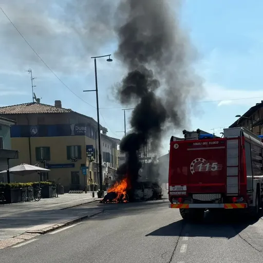 Auto incendiata a Calcio: salva la donna alla guida